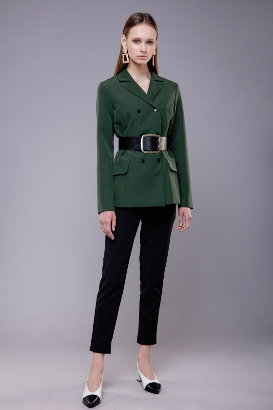 Hoe verwerk jij de trendkleur groen in je zakelijke outfit?